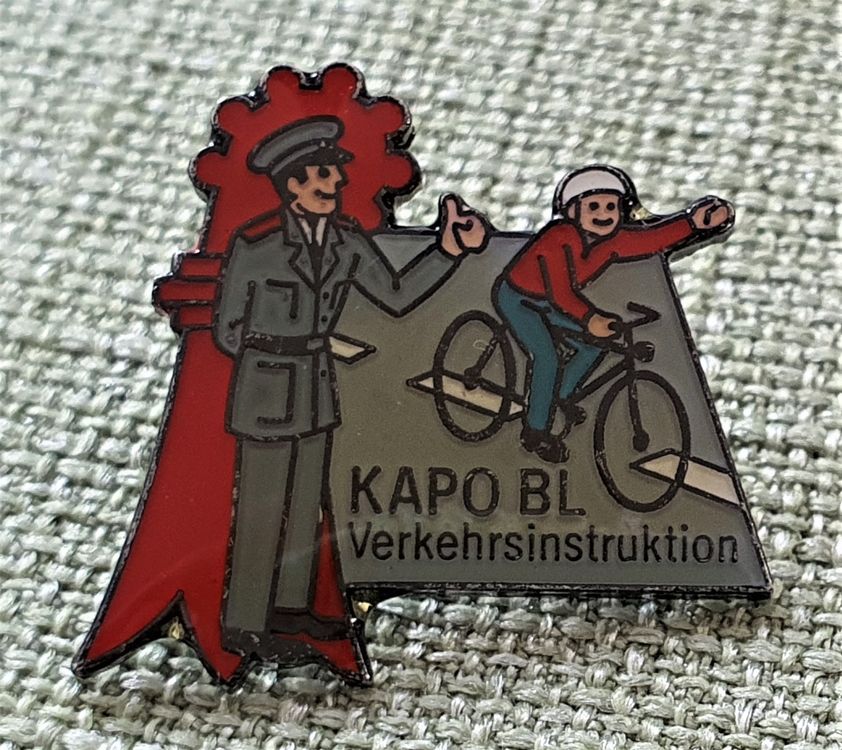 P227 - Pin Polizei Verkehrsinstruktion KAPO Baselland (Gebraucht) in Reinach BL für CHF 2 – mit ...