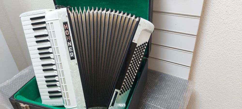 Hohner Tango IV S Akkordeon 96-bass 9.3 kg. inkl. koffer (Gebraucht) in ...