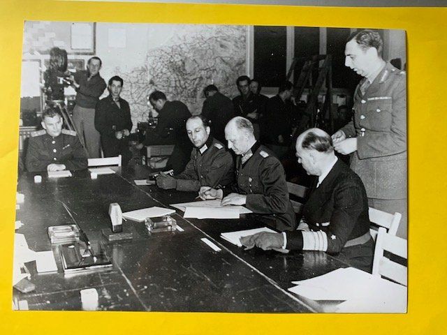 Militaria 2 photos Signatures de l'acte de reddition 1945 (D'occasion ...