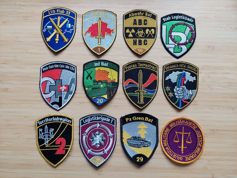 12 Badge Schweizer Armee ohne Klett (Gebraucht) in Unterkulm für CHF 24 ...