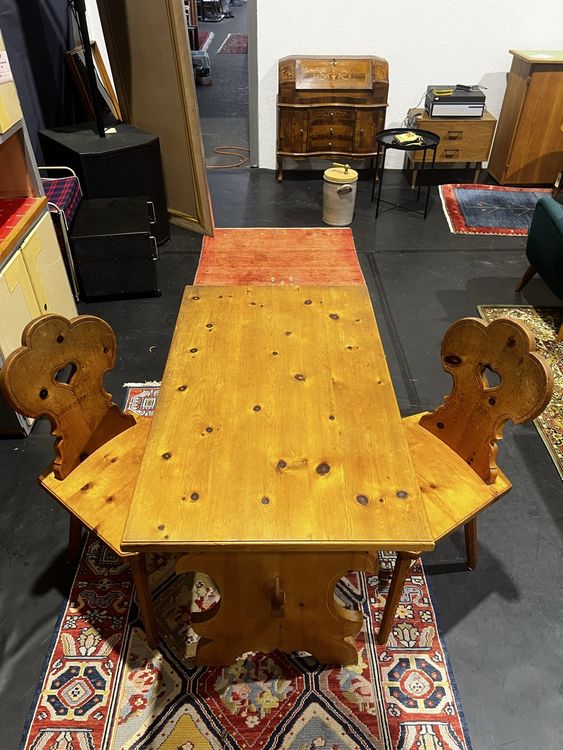 Tisch mit zwei Stühlen, Massivholz, Top Zustand (Gebraucht) in Wildegg ...