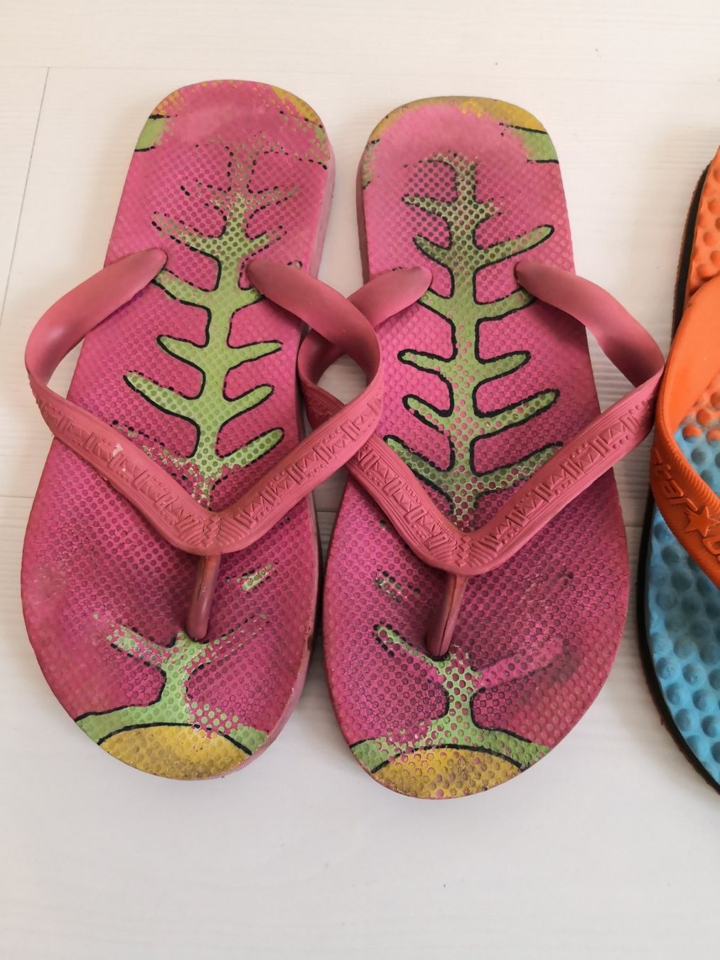 🤩2 STK: LEDER- & GUMMI FLIP-FLOPS SCHUHE DURCHGELAUFEN (Gebraucht) in ...