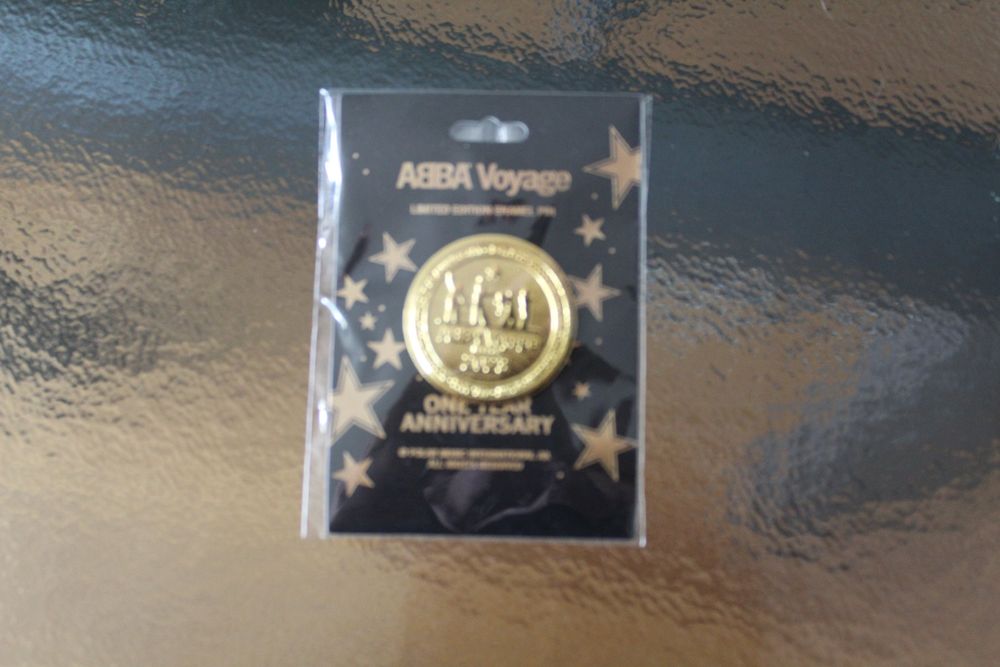 ABBA VOYAGE Limited 1 Year Anniversary Pin (Neu und originalverpackt ...