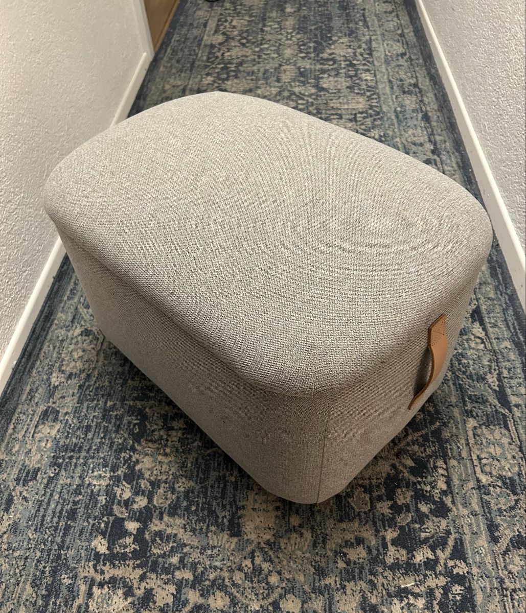 Grauer Hocker mit Stauraum, Top Zustand, Sofort verfügbar! (Gebraucht ...