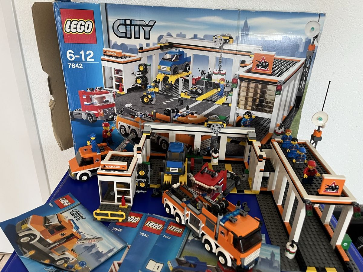 LEGO City 7642 Garage mit Abschleppwagen 7638, komplett! (Gebraucht) in ...