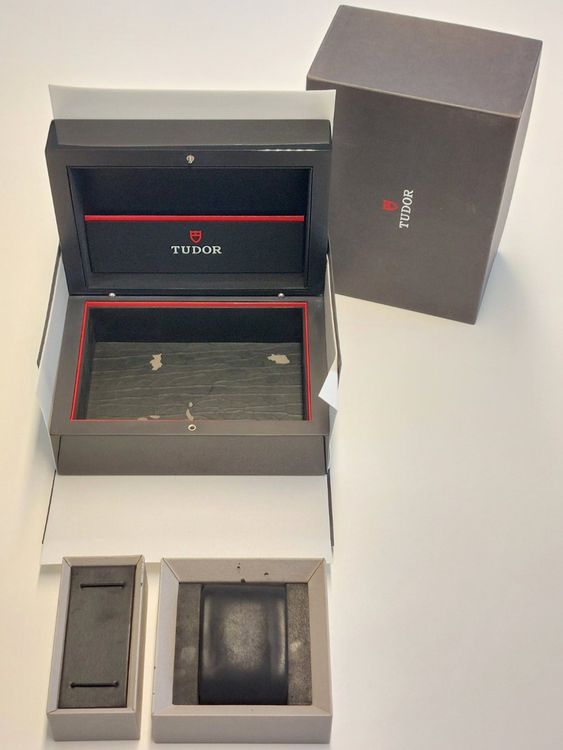 Tudor Box 45008.04 - schwarz/braun lackiert - Zustand: GUT | Kaufen auf Ricardo
