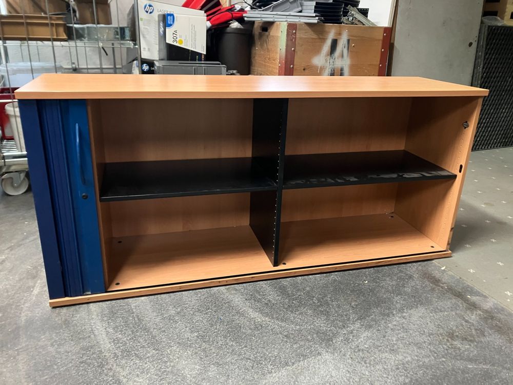 Lateralschrank mit 2 Metall Tablaren ohne Schlüssel ab 1.- (Gebraucht ...