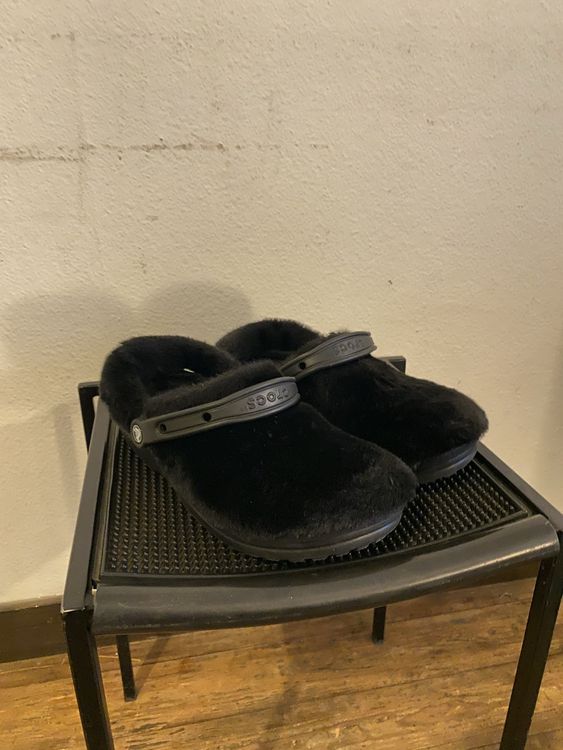 Crocs Fuzz-Lined Black Clogs - 43 (Gebraucht) in Bern für CHF 40 – mit ...