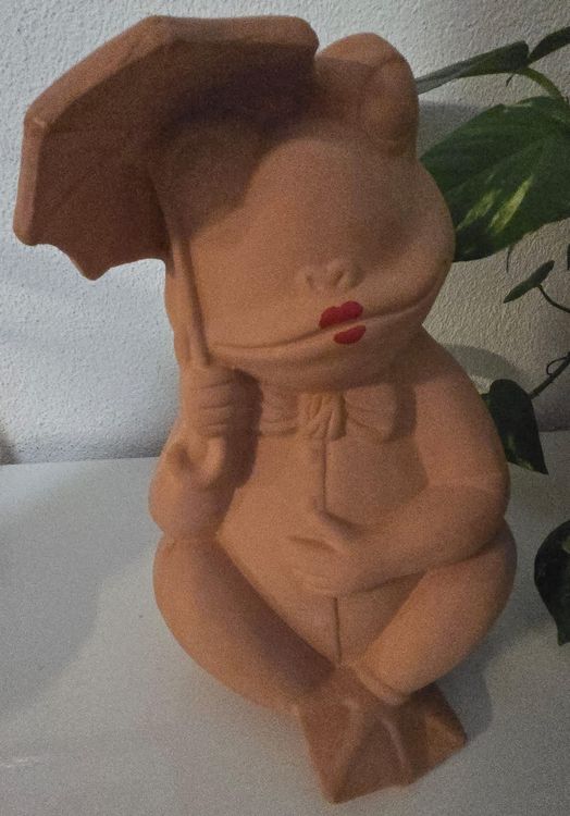 Lustige Frosch-Figur aus Ton mit Schirm für Garten/Deko (Neu (gemäss ...