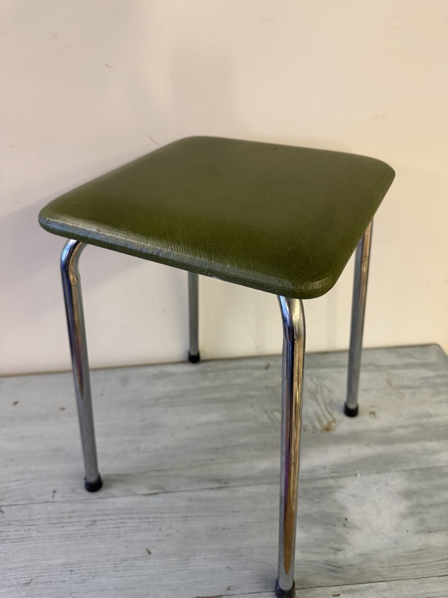 Retro Hocker mit Olivgrünem Bezug und Chrom Beinen! (Gebraucht) in ...