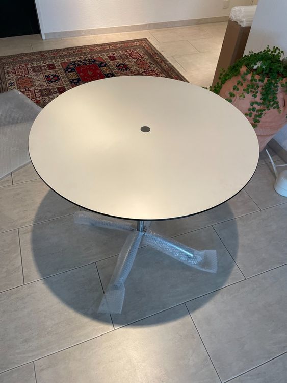 Designer Tisch - runde weisse Platte mit solidem Stahlfuss | Kaufen auf ...