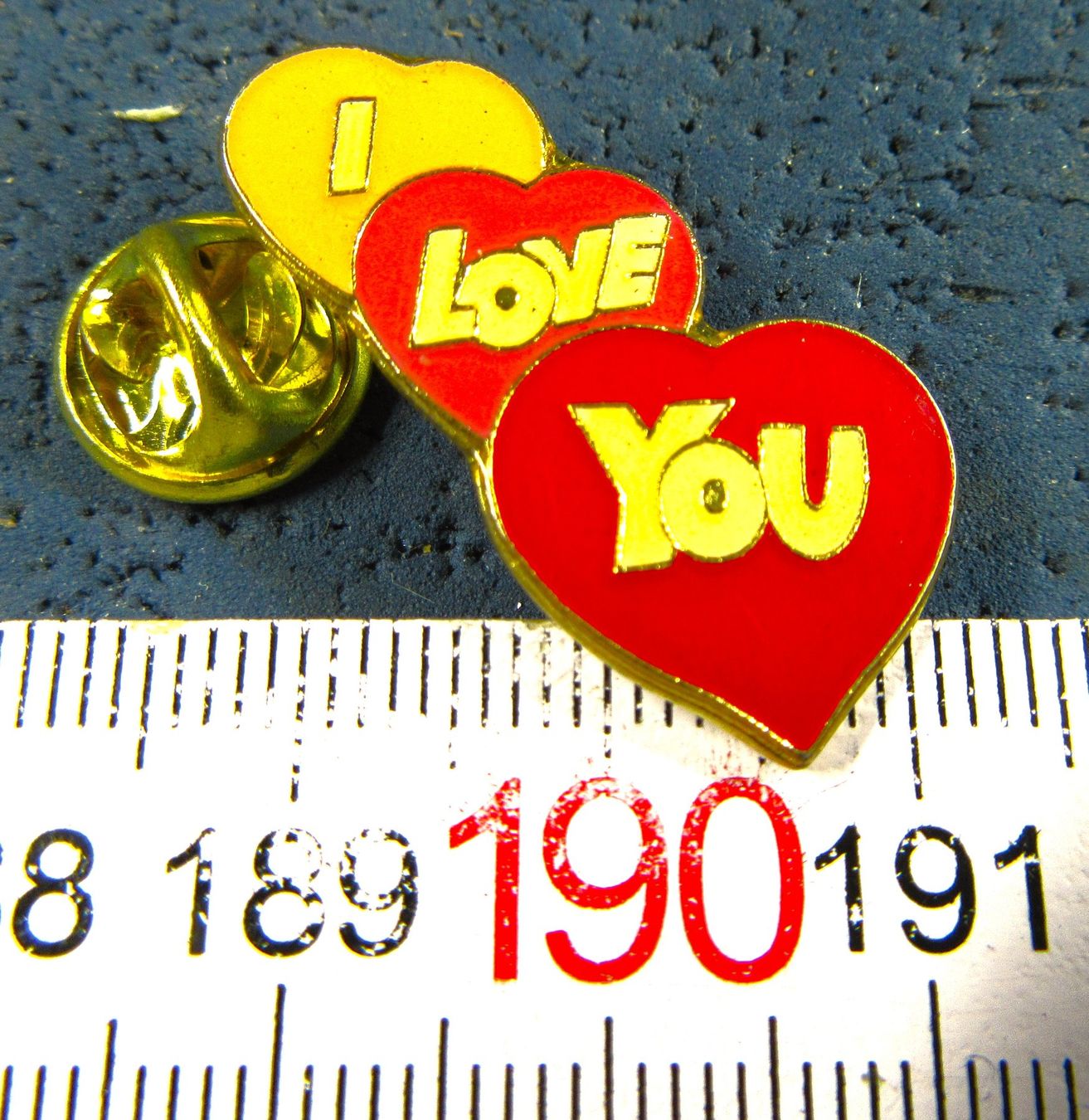I LOVE YOU PIN (Gebraucht) in Ettingen für CHF 1.95 – mit Lieferung auf ...