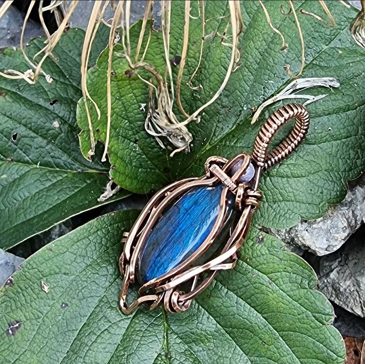 Anhänger mit Labradorit elegant umschlungen von Kupfer (Neu (gemäss Beschreibung)) in Sisseln AG ...