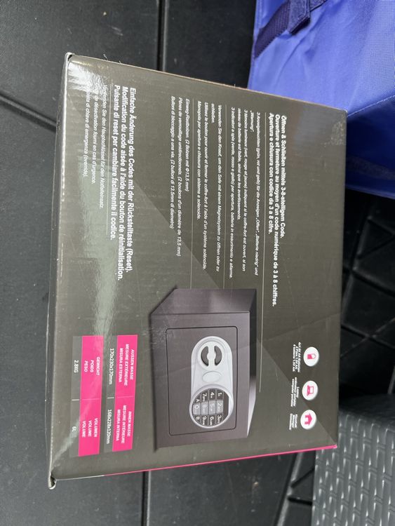 Safe (Neu und originalverpackt) in Reinach BL für CHF 30 – mit Lieferung auf Ricardo kaufen