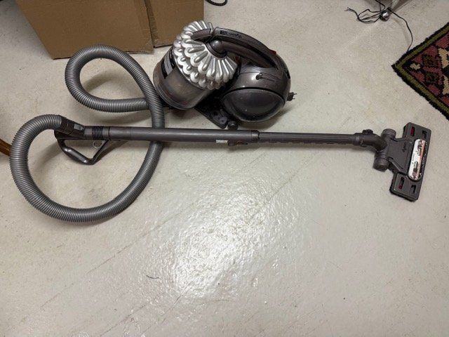 Dyson Staubsauger DC52 Allergy Complete - (Gebraucht) in Zürich für CHF 95 – nur Abholung auf ...