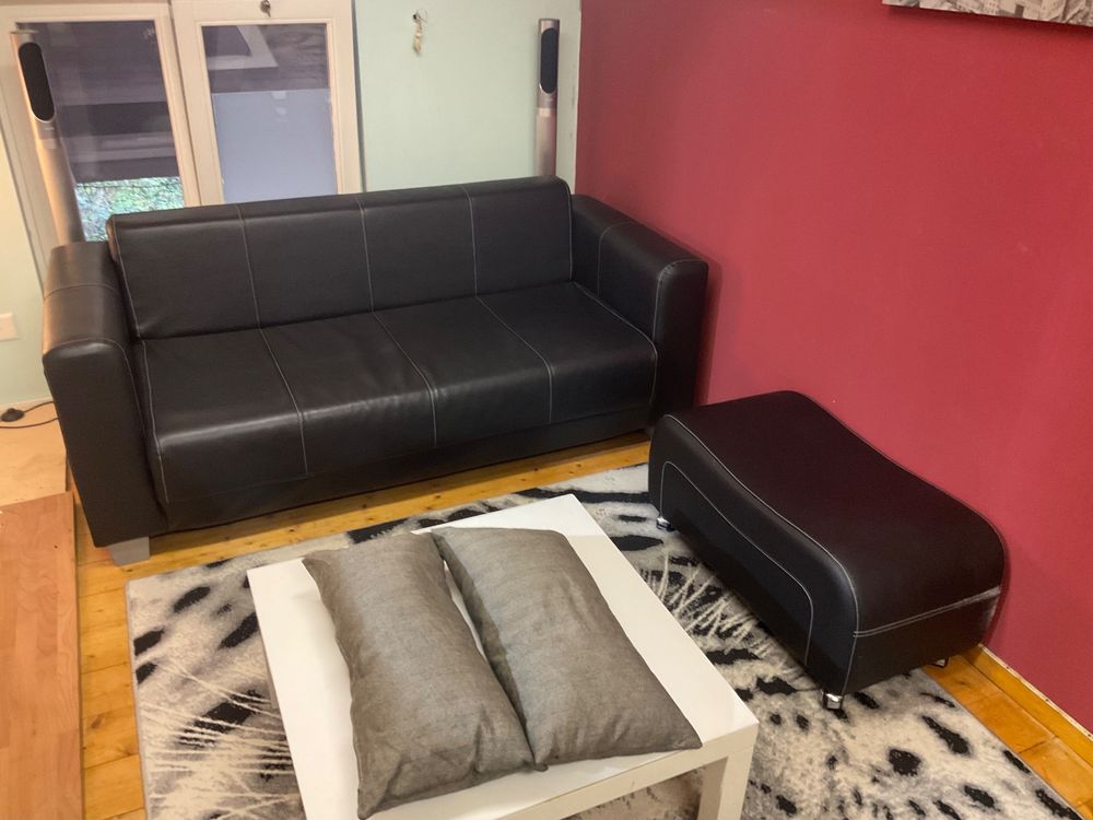 Schwarze Ledercouch mit Hocker - Top Zustand! Sofort! (Gebraucht) in ...