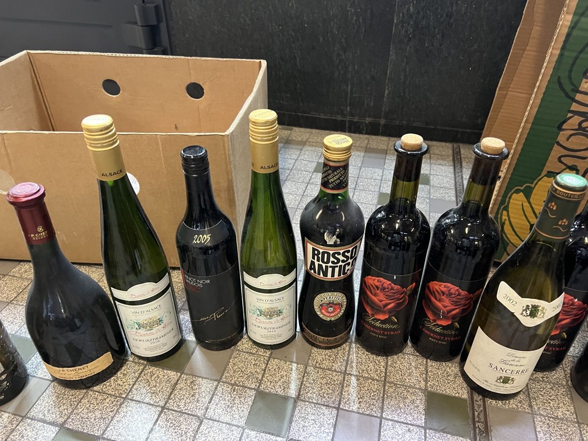 Lot 31 aaa-de bouteilles de vin rouge, blanc et rosé variés. (Neuf ...