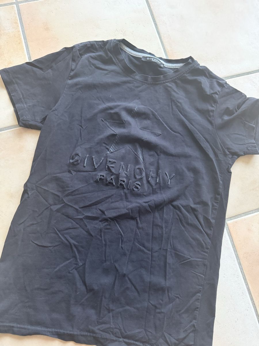 t-shirt givenchy (D'occasion) à Lonay pour CHF 5 – avec livraison ...