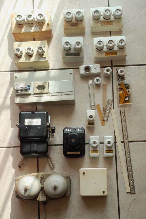 Elektromaterial (Gebraucht) in für CHF 45 – mit Lieferung auf Ricardo ...