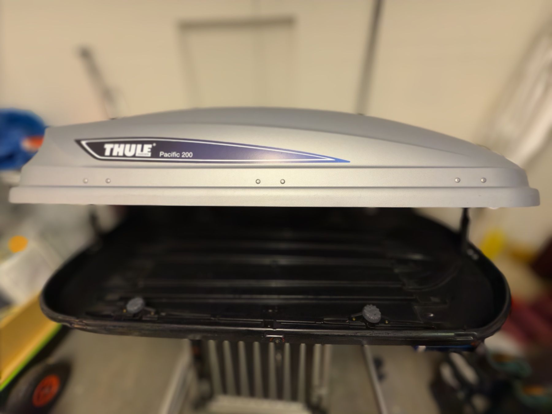 Thule Dachbox Pacific 200 silbergrau (Gebraucht) in Riehen für CHF 220 ...