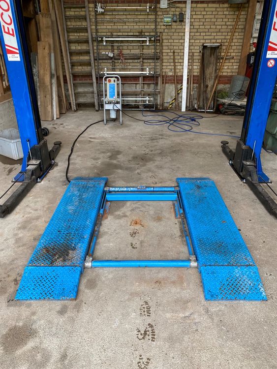 Zu verkaufen schöner Scherenlift Autohebebühne Ravaglioli (Gebraucht ...