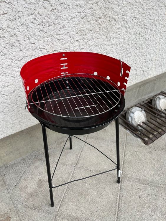 NEU: Kleiner Holzkohlegrill auf drei Beinen - Sehr kompakt (Gebraucht) in Seftigen für CHF 7 ...