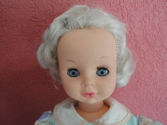 Poupée de taille moyenne avec ses habits (D'occasion) à Saxon pour CHF ...