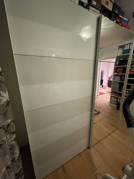 Schrank 200cm breit, 216 hoch, 68 tief, 1 Spiegel defekt | Kaufen auf ...