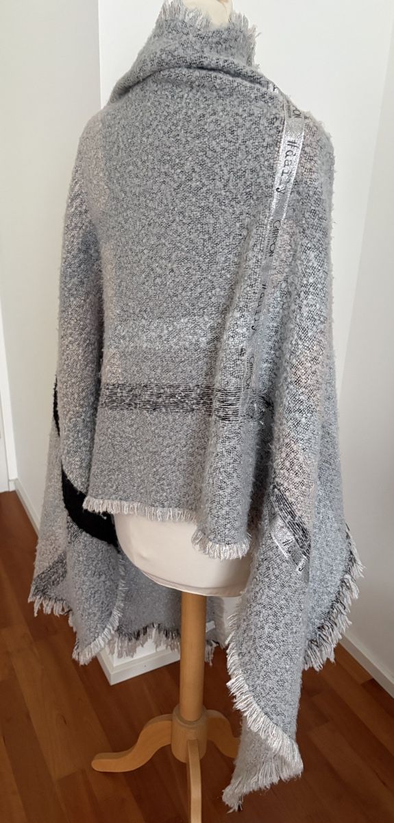 Cartoon gross warm Winter grau Silber Schal (Gebraucht) in Rheinfelden ...