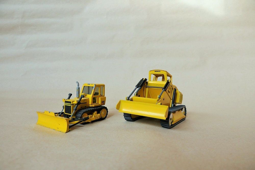 NZG_Menck-SR85_1/50 und MF 300 Raupe (Defekt) in Wilderswil für CHF 84 ...