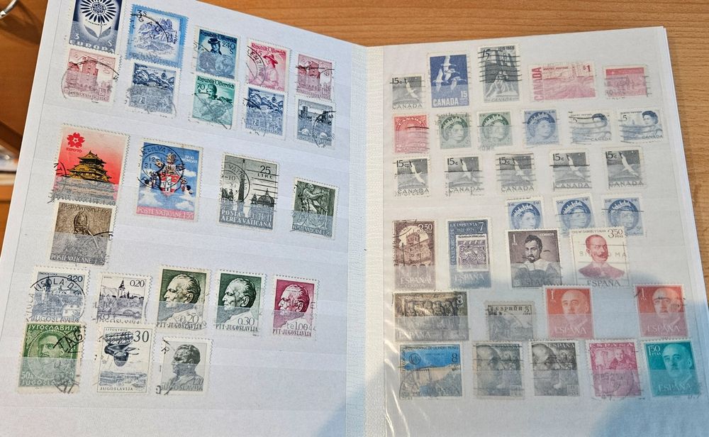 Briefmarkenalbum. Aus aller Welt. BRD, DDR, Jugoslavien, USA (Gebraucht) in Möriken AG für CHF ...