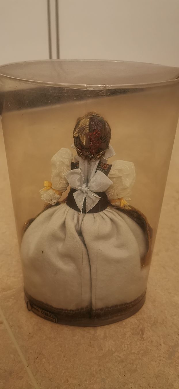 Cybell Puppe mit Tracht im Glas, sehr gut erhalten! (Gebraucht) in ...