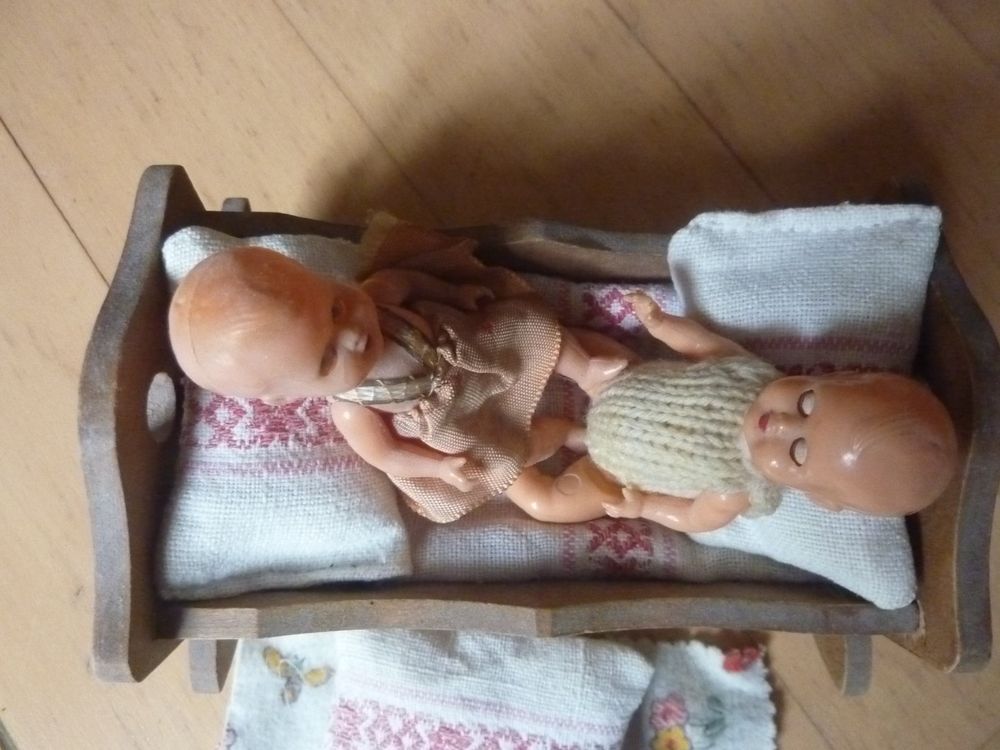 Wiege Puppenwiege mit zwei Püppchen und Kisseli 50er (Gebraucht) in ...