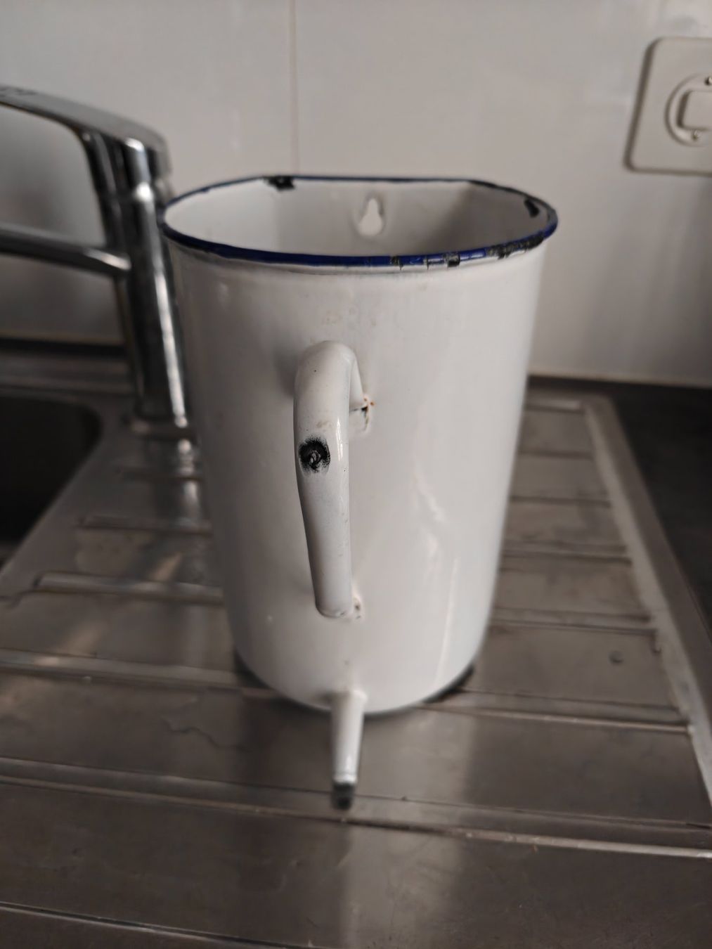 Vintage enamelware blue white irrigator pot wall hook handle (Gebraucht ...