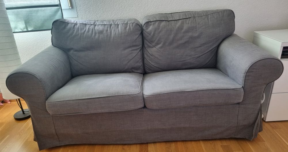 Graues 2er Ektorp Sofa (Gebraucht) in Grüt (Gossau ZH) für CHF 20 – nur Abholung auf Ricardo kaufen