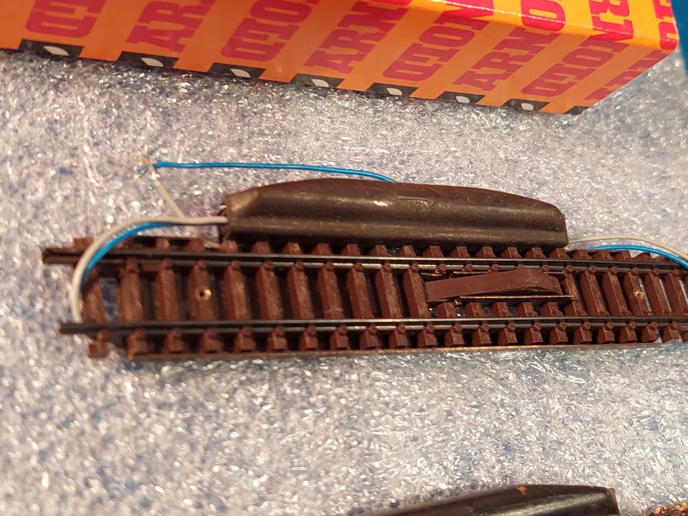 🚞 ZWEI x 1260 Arnold-N Entkupplungsgleis elektr 16V in OV (Neu (gemäss ...