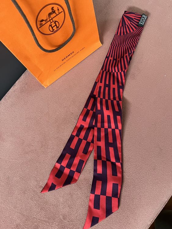 HERMÈS Twilly vintage silk scarf (Neu (gemäss Beschreibung)) in ...