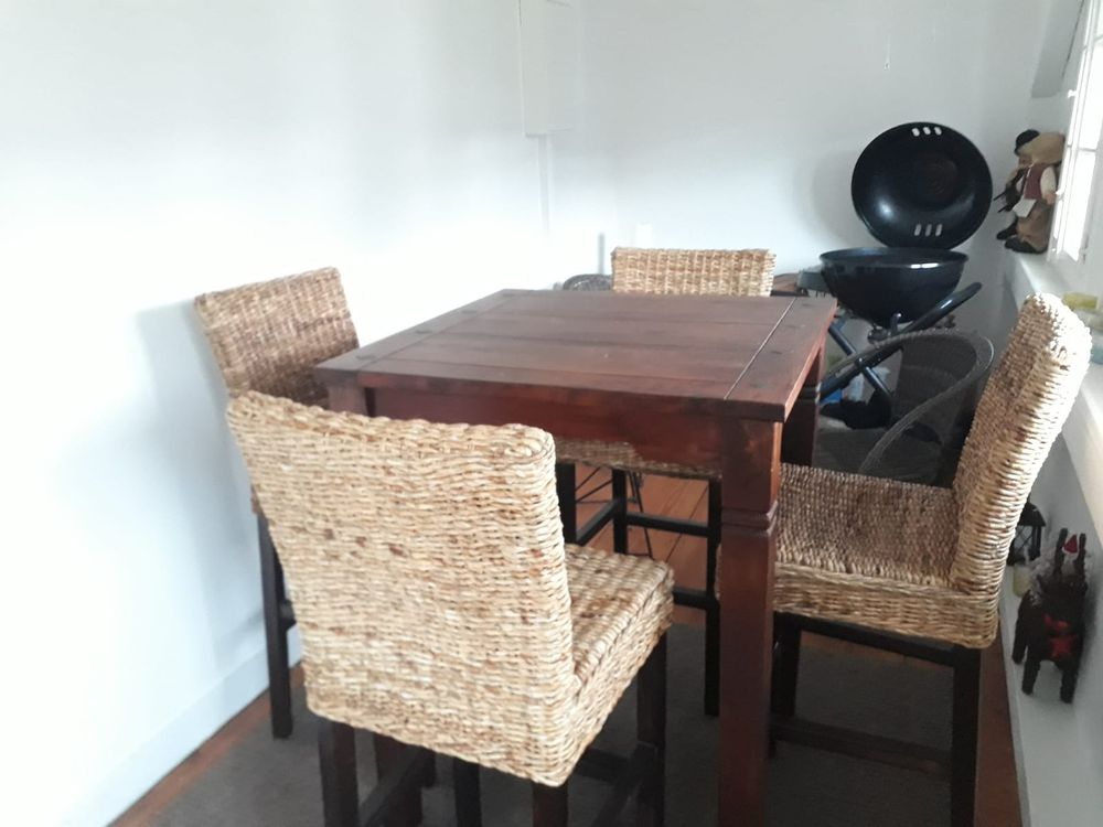 Bartisch Massivholz mit 4 Barstühlen Rattanoptik , massiv (Gebraucht) in Altnau für CHF 155 ...