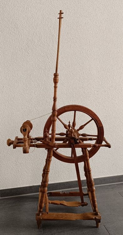 Antikes Spinnrad aus Holz, wunderschön erhalten (Gebraucht) in Altdorf ...
