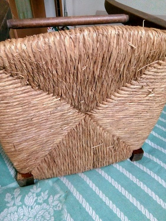 Antiker Vintage Hocker, mit Stroh geflochten, schöne Form (Gebraucht ...