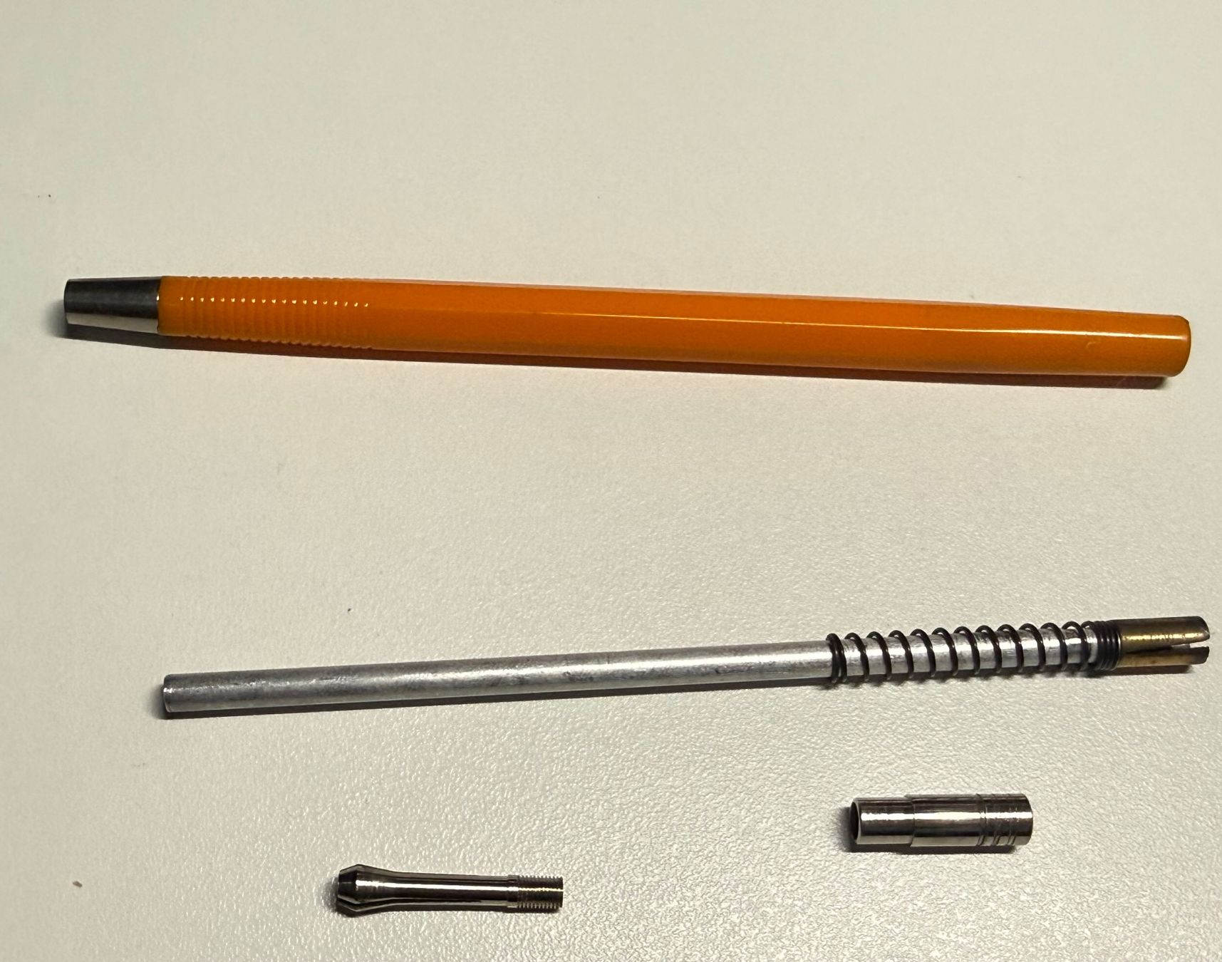 Porte-mines orange (D'occasion) à Denges pour CHF 1 – avec livraison ...