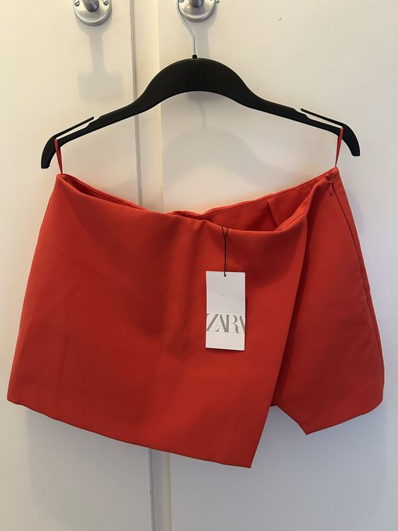 Rote Shorts mit Rock von Zara, Größe XL, neu mit Etikett. (Neu und originalverpackt) in ...