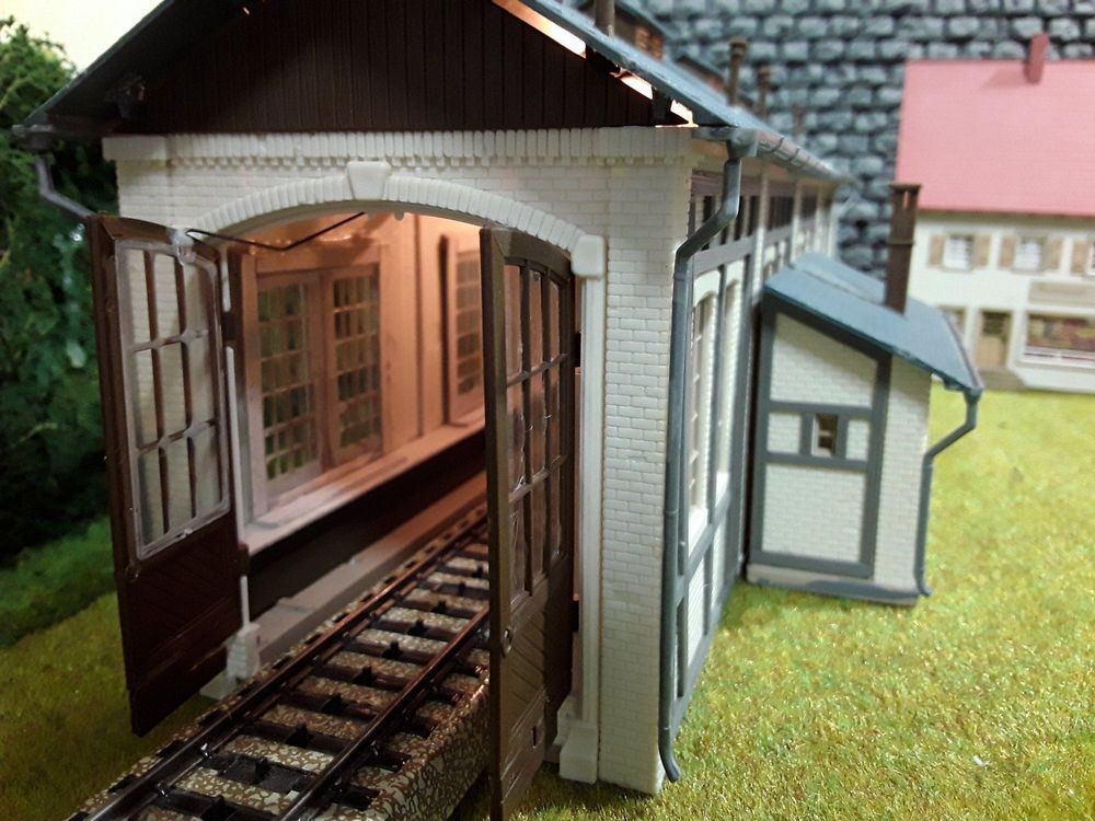 Modelleisenbahn _ Lokschuppen _ beleuchtet _ Spur H0 (Gebraucht) in Uerikon für CHF 55 – nur ...