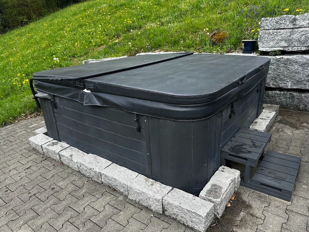 Whirlpool DeluxeSpas Saturn mit 74 Düsen (Gebraucht) in Hinwil für CHF ...