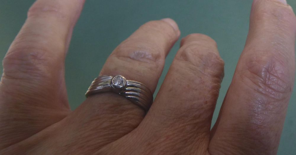 Ring 925 Silber mit synthetischem Steinchen (Gebraucht) in Muri AG für ...