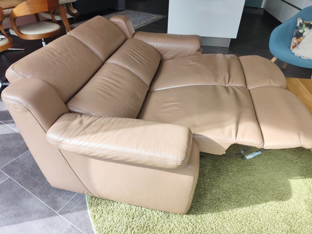 Elektrisch verstellbares 2er-Ledersofa mit Hocker (Himolla) | Kaufen auf Ricardo