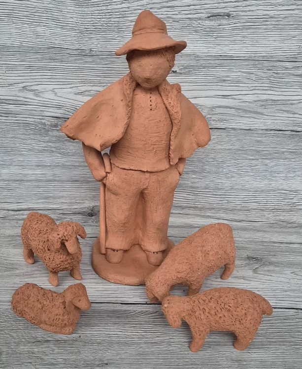 Krippenfigur Schäfer mit 4 Schafen aus rotem Ton (Gebraucht) in Neerach ...