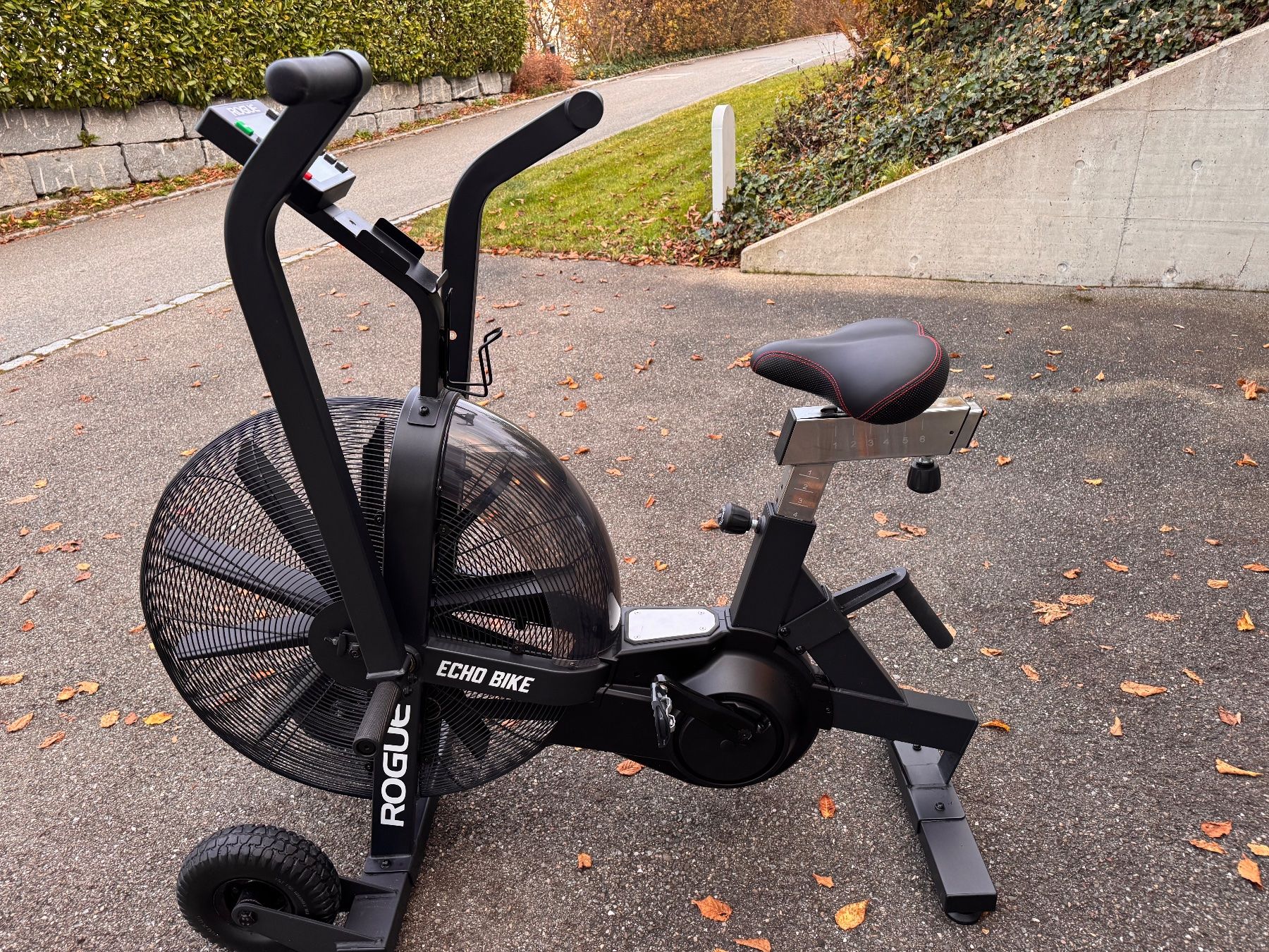 Rogue Echo Bike + Wind Guard + Turf Tire & Handle Kit (Gebraucht) in ...