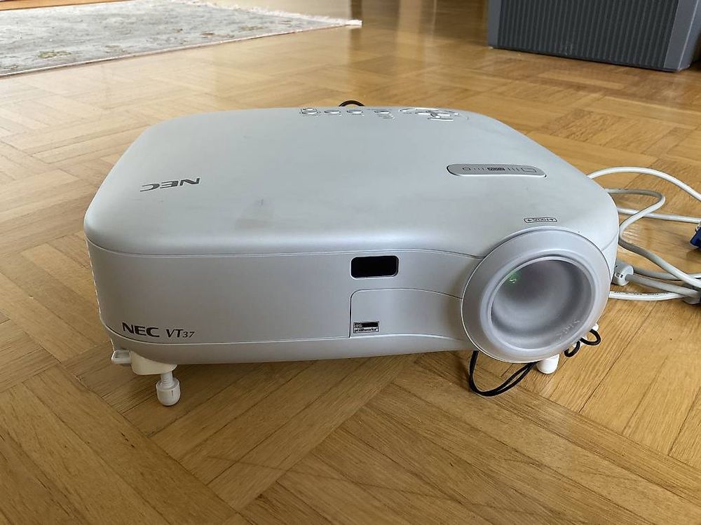NEC VT37 projector (Gebraucht) in Luzern für CHF 40 – mit Lieferung auf ...