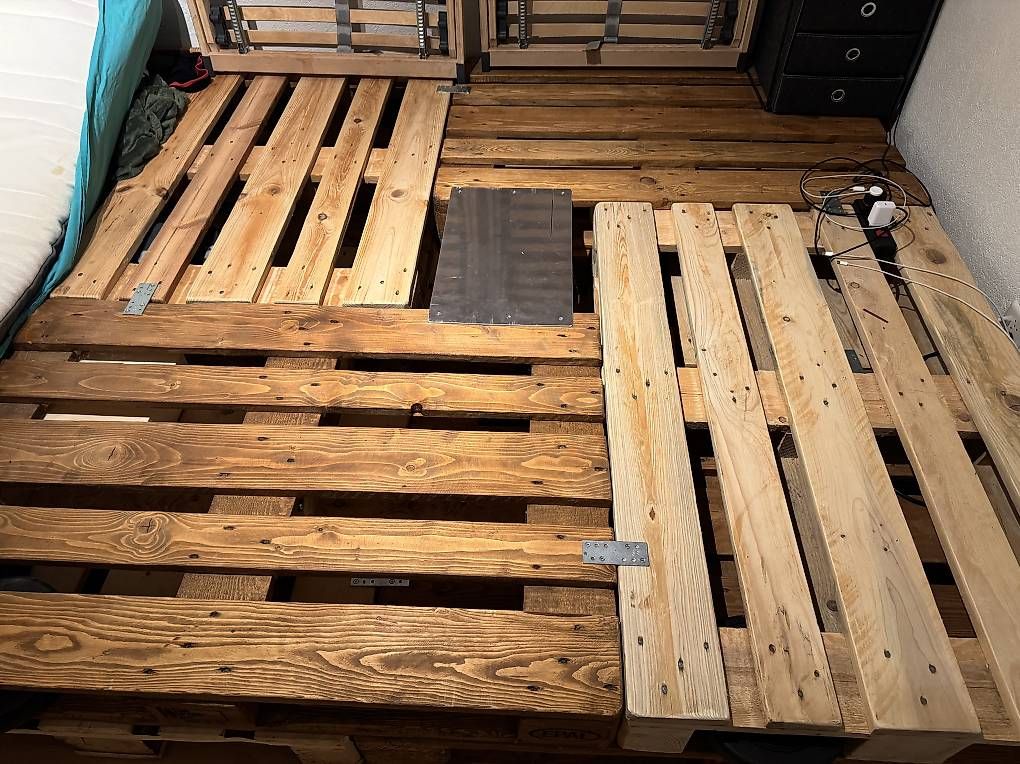 8 schöne Paletten - 4 dunkel, 4 hell (Gebraucht) in Lohn-Ammannsegg für ...